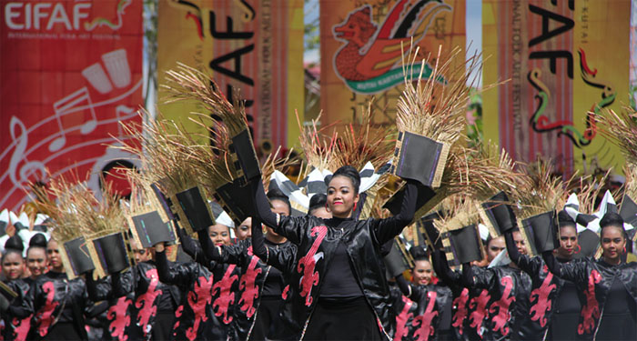 Libatkan 350 Penari: Tari Massal Borneo in Harmony Pukau Ribuan Penonton
