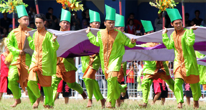 Libatkan 350 Penari: Tari Massal Borneo in Harmony Pukau Ribuan Penonton
