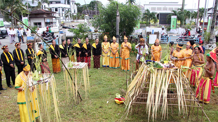 Upacara Adat Menjamu Benua Songsong Erau 2016